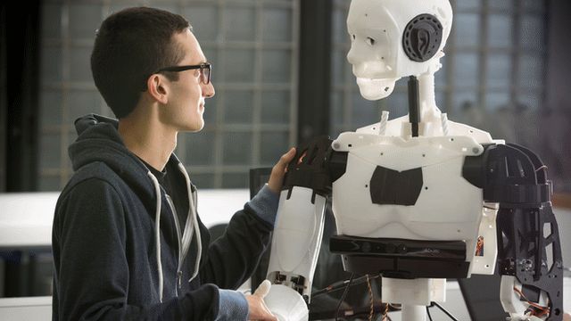 People 'prefer bored robots' - BBC News