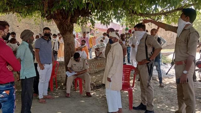 कोरोना लॉकडाउन: बदायूं में लगातार दूसरे दिन राशन की लाइन में लगी महिला ...