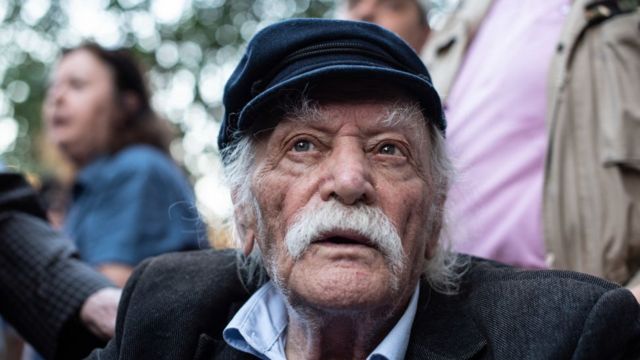 Manolis Glezos, la larga y azarosa vida del adolescente que retiró la ...