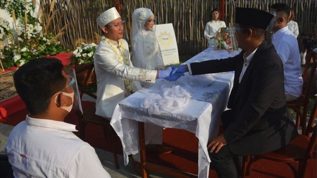 Pernikahan di tengah pandemi Covid-19: 'Dilarang bersalaman dengan pengantin' hingga 'dilarang ...