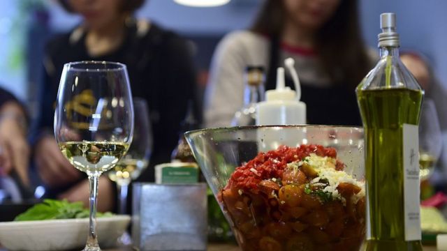 ¿De dónde vienen esos bocados deliciosos llamados tapas? - BBC News Mundo