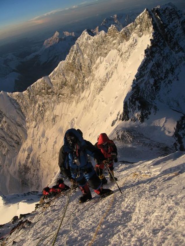 El Escalón de Hillary, la parte histórica del Everest que se derrumbó y ...
