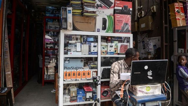 Computer village traders say e no true say Police seal dia shops - BBC ...