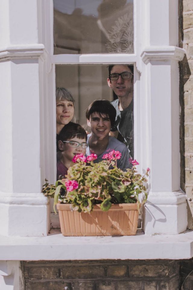 Virus corona dan lockdown: Kisah fotografer yang menemukan keintiman dengan para tetangganya ...