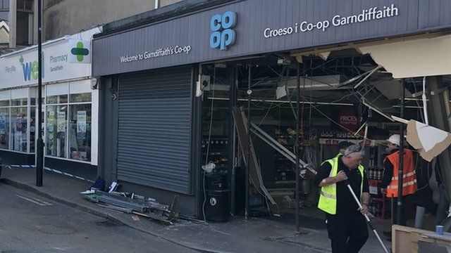 Ail apêl wedi i beiriant arian gael ei ddwyn - BBC Cymru Fyw