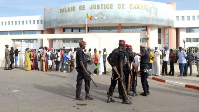 Un Franco-Sénégalais condamné à 15 ans de prison pour terrorisme - BBC ...