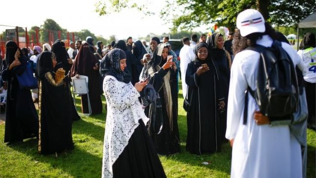 Halkee ayay ku tukadeen dadkii ugu badnaa salaadi ciidda? - BBC News Somali
