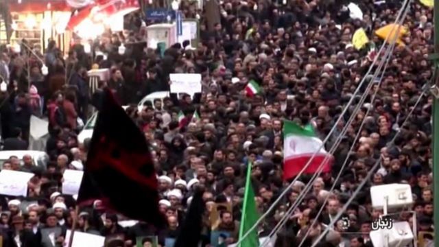 احتجاجات إيران متظاهرون يحرقون مراكز شرطة والسلطات تتهم أمريكا