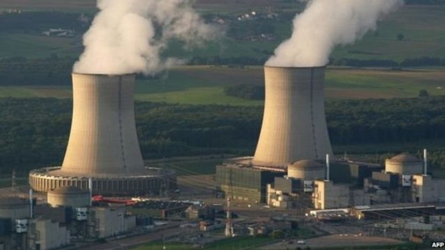 Fransiiska oo albaabada isugu dhufanaya warshad Nukleyr - BBC News Somali