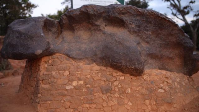 Kimondo cha Mbozi: Jiwe lililotokana na 'taa ya wachawi' Tanzania - BBC ...