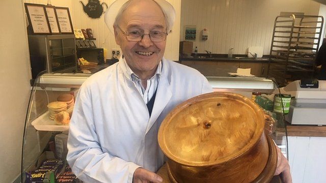 Dumfries bakery lands World Scotch Pie title - BBC News