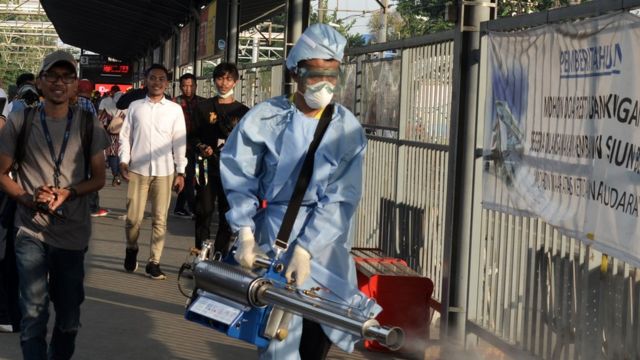 Virus corona: Jokowi umumkan langkah pengendalian Covid-19, tapi tanpa ...