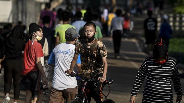 Covid-19: Sanksi 'menyanyi hingga rencana denda Rp150,000' menanti warga yang tidak pakai masker ...