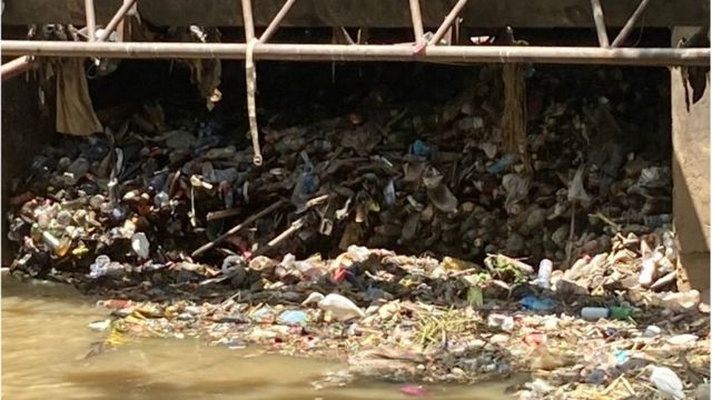 Insalubrité à Kinshasa : que faire de toutes les bouteilles en ...