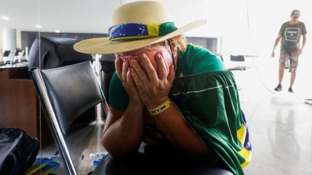 A invasão de bolsonaristas a prédios públicos em 10 imagens - BBC News ...