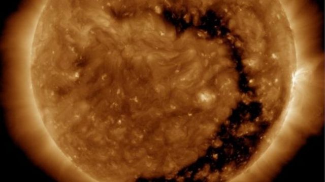 O que é o imenso ‘buraco’ que a Nasa encontrou no Sol e o que ele pode ...