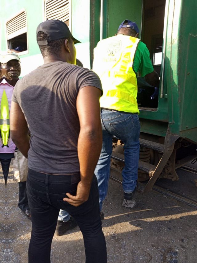 Train accident in Lagos: Six pesin die, several injure as train crush goment staff bus for Lagos ...