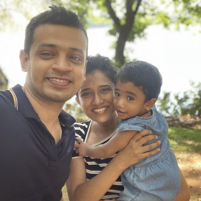 "ශ්‍රී ලංකාව හැර යන්නේ නෑ": කායික වෛද්‍ය විද්‍යාවේ මෙරට 'ලාබාලතම මහාචාර්යවරයා' - BBC News සිංහල