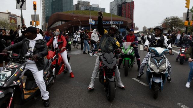 DMX casket: Pictures from Earl "DMX" Simmons memorial service - BBC ...