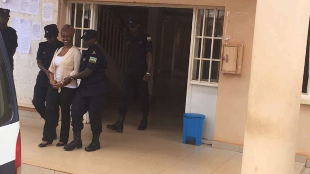 Diane Rwigara n'abo mu muryango we mu rukiko - BBC News Gahuza