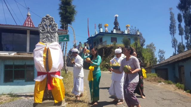 Upacara Unan-unan dan kisah toleransi suku Tengger di kaki Gunung Bromo ...