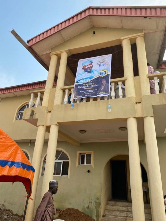 Baba Suwe burial: Babatunde Omidina don dey buried for im house for ...