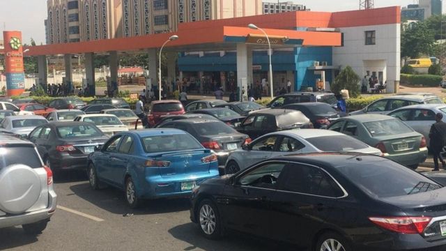 Fuel scarcity Abuja: NNPC dismiss long queues for petrol stations inside Nigeria capital - Fotos ...