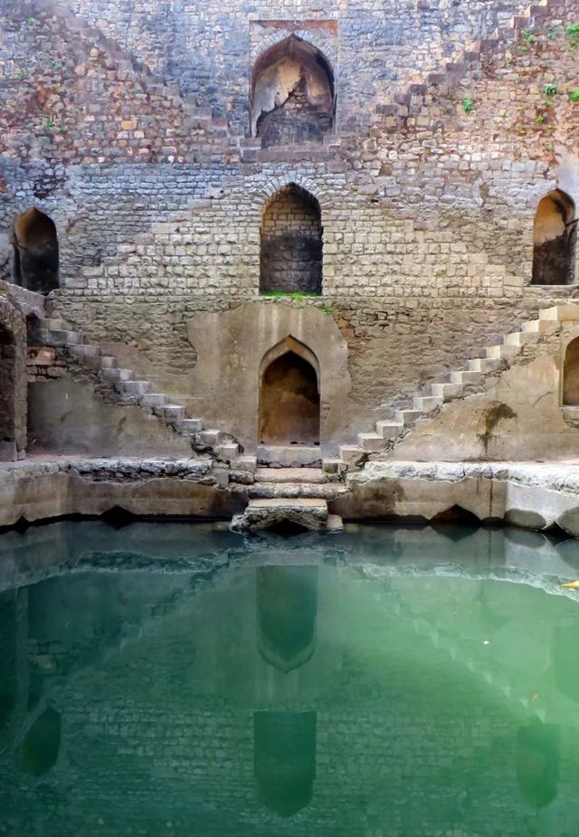 Sumur kuno dengan ribuan anak tangga peninggalan Peradaban Lembah Indus ...