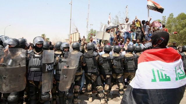 احتجاجات العراق مقتل شخصين في اشتباكات مع الشرطة Bbc News عربي