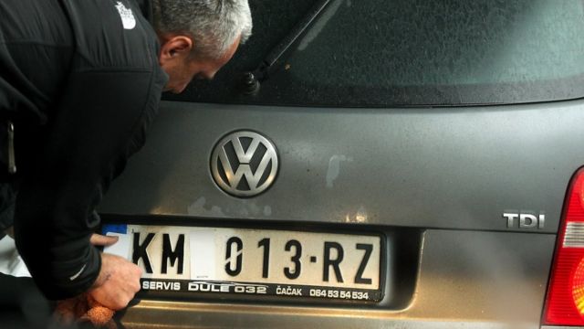 Kosovo i registarske tablice: Šta izlazak iz institucija menja u životima Srba - BBC News na srpskom