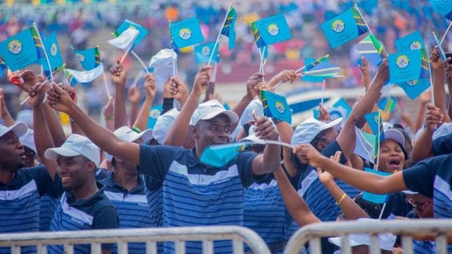 Wafanyakazi wanyong'onyezwa na kauli ya Rais Samia - BBC News Swahili