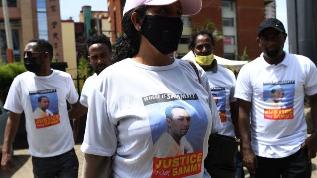 Lammii Itoophiyaa magaalaa Naayiroobiitti karaa irraa butamee 'miila ...