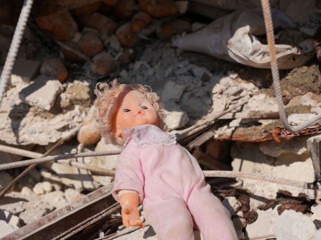 Gempa Turki dan Suriah: Kesaksian dokter rawat anak-anak korban gempa - 'Begitu dia menatap saya ...