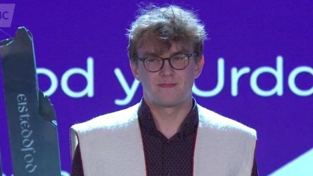 Safon Uwch: Blwyddyn wedi'r canlyniadau - BBC Cymru Fyw