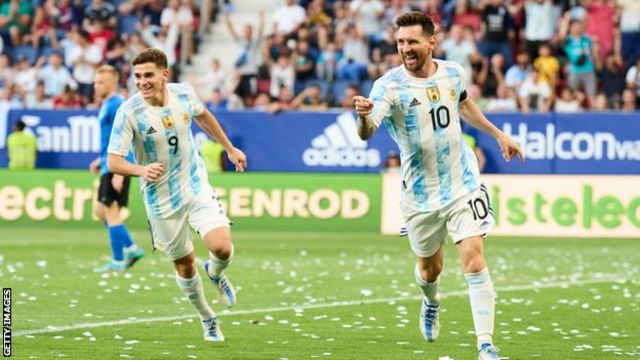 Lionel Messi ya ci wa Argentina kwallo biyar a karon farko - BBC News Hausa