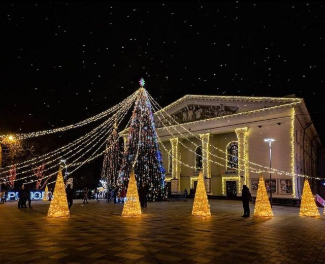 Новий рік у Маріуполі до війни і зараз - фото - BBC News Україна