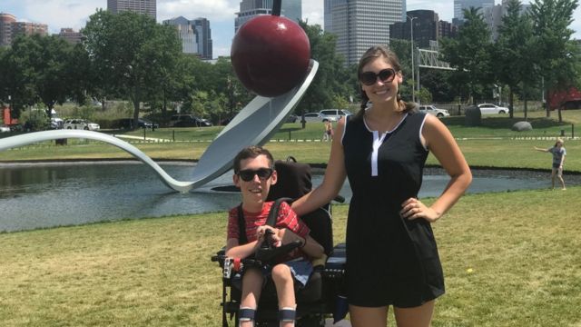 Ele tem deficiência, ela não; em canal no YouTube, casal mostra rotina ...