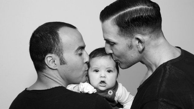 Wapenzi wa jinsia moja 'wajifungua' watoto 3 Afrika Kusini - BBC News ...