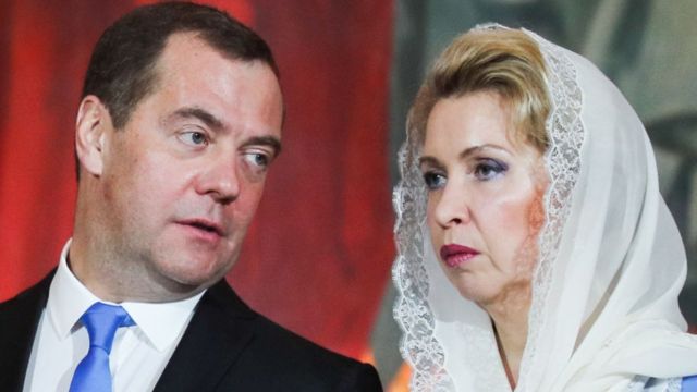Thủ tướng Dmitry Medvedev và cả chính phủ Nga đột nhiên từ chức - BBC ...