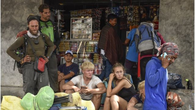 Gempa Lombok: Sebanyak 1.226 pendaki telah dievakuasi dari Gunung Rinjani - BBC News Indonesia