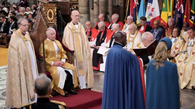 チャールズ英国王とカミラ王妃が戴冠 パレードに多くの人々 - BBCニュース