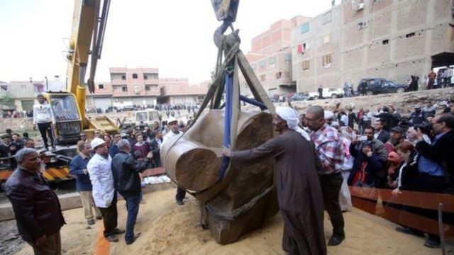 Mesir angkat tubuh patung 'Firaun Ramses II' dari dalam tanah - BBC ...
