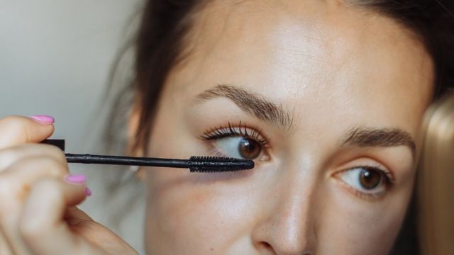 Društvene mreže: Maskara trend na Tiktoku, ali nije reč o šminki - BBC ...