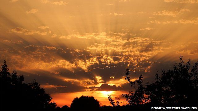 Stunning crepuscular sunset rays - BBC Weather