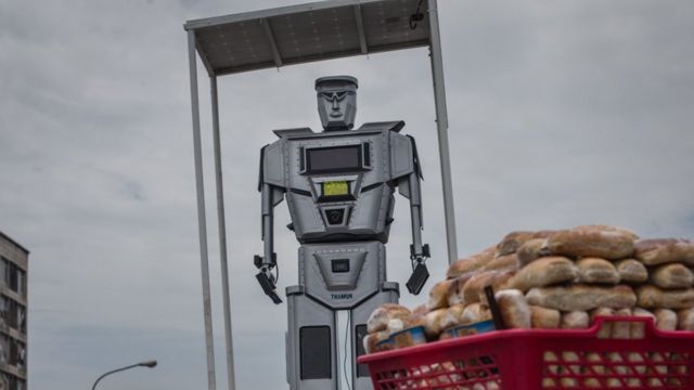 Kenya pothole: Velocity patching technology dey fix road - BBC News Pidgin