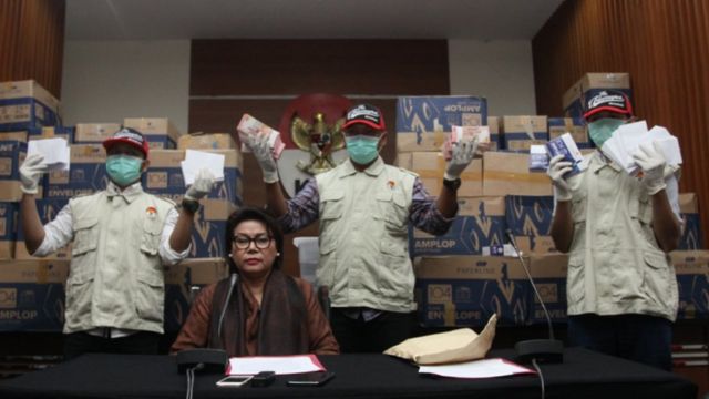 Kompetisi pemilu semakin sengit, politik uang 'semakin rawan' - BBC ...