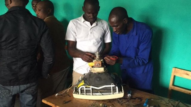 Vijana wanaotengeza runinga kutoka kwa kompyuta Rwanda - BBC News Swahili