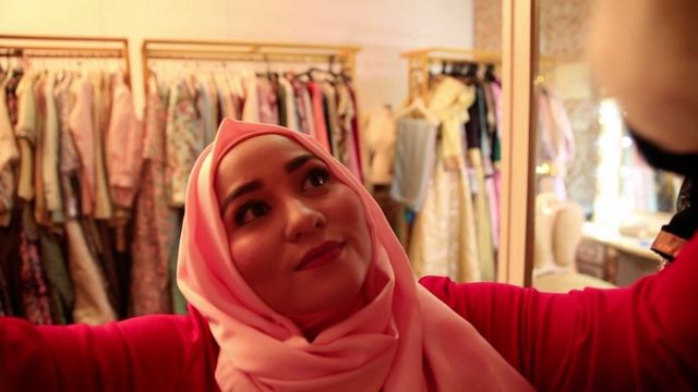 Gebrak Fashion dunia dengan hijab, Anniesa mengguncang RI dengan ...