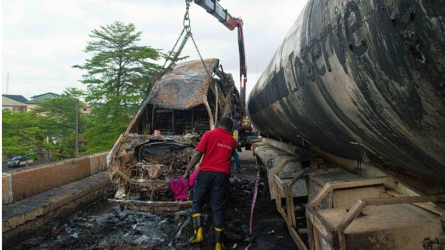 Otedola bridge fire: Accident of tankers burn vehicles for Lagos ...
