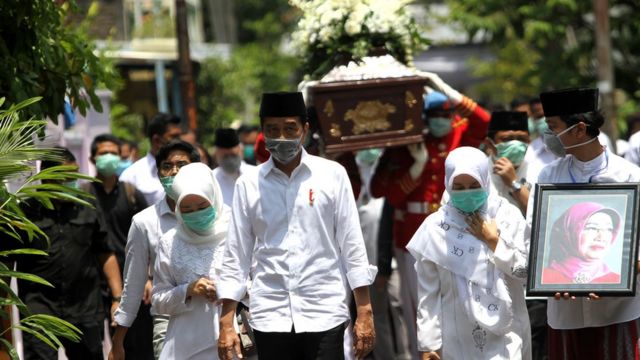 Ritual 'brobosan' antar jenazah ibunda Presiden Jokowi ke ...